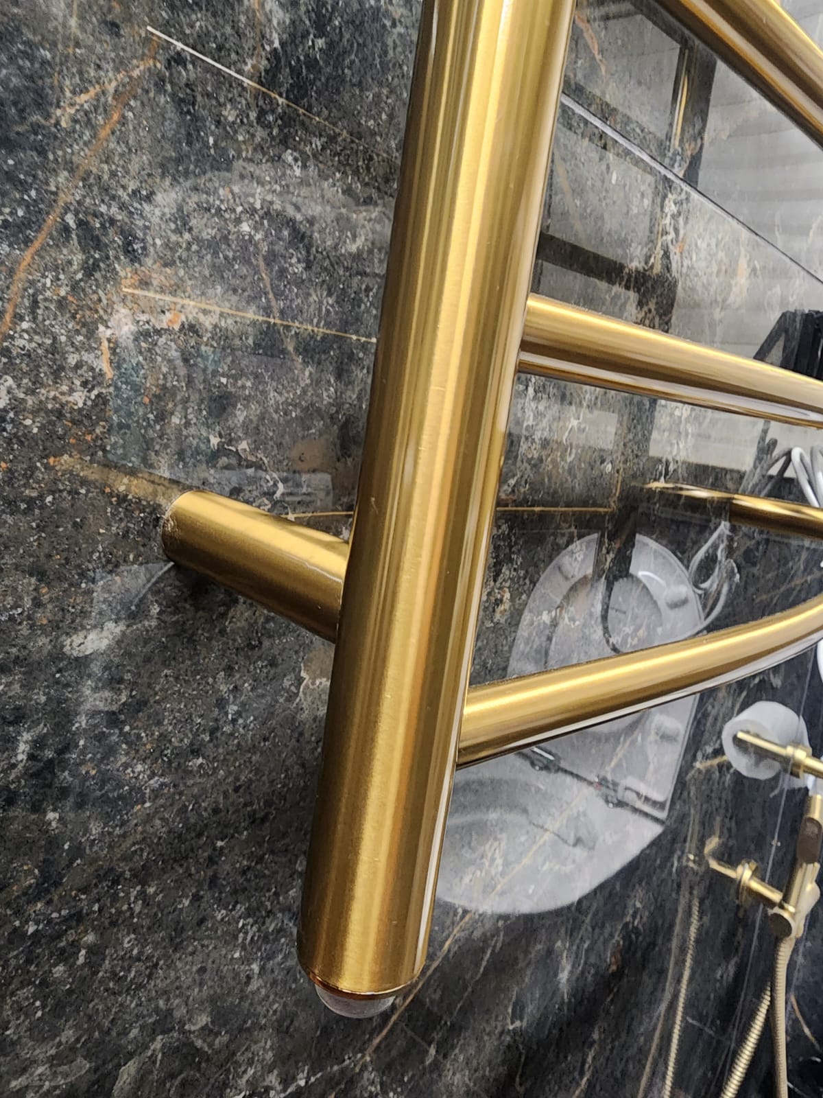 eBath – מחמם מגבות מוברש למקלחת של חברת eBath.